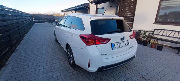 White Toyota Auris 2014 in Vilnius, with an engine capacity of 1.80 L and mileage of 255 thousand km for 5900 €, photo 2 on AUTOMOTO.COM.LV