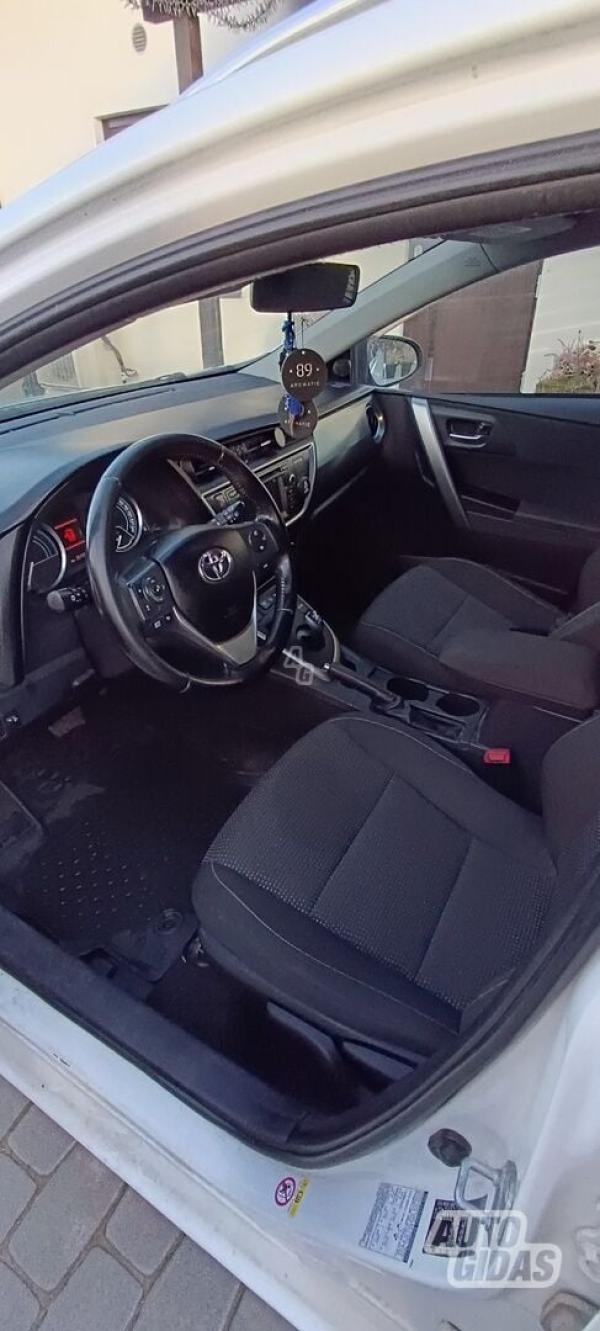 White Toyota Auris 2014 in Vilnius, with an engine capacity of 1.80 L and mileage of 255 thousand km for 5900 €, photo 4 on AUTOMOTO.COM.LV