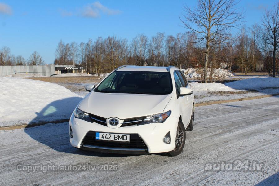 White Toyota Auris 2014 in Tartu, with an engine capacity of 1.60 L and mileage of 151 thousand km for 8970 €, photo 4 on AUTOMOTO.COM.LV