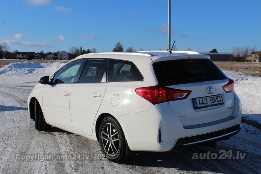 White Toyota Auris 2014 in Tartu, with an engine capacity of 1.60 L and mileage of 151 thousand km for 8970 €, photo 5 on AUTOMOTO.COM.LV