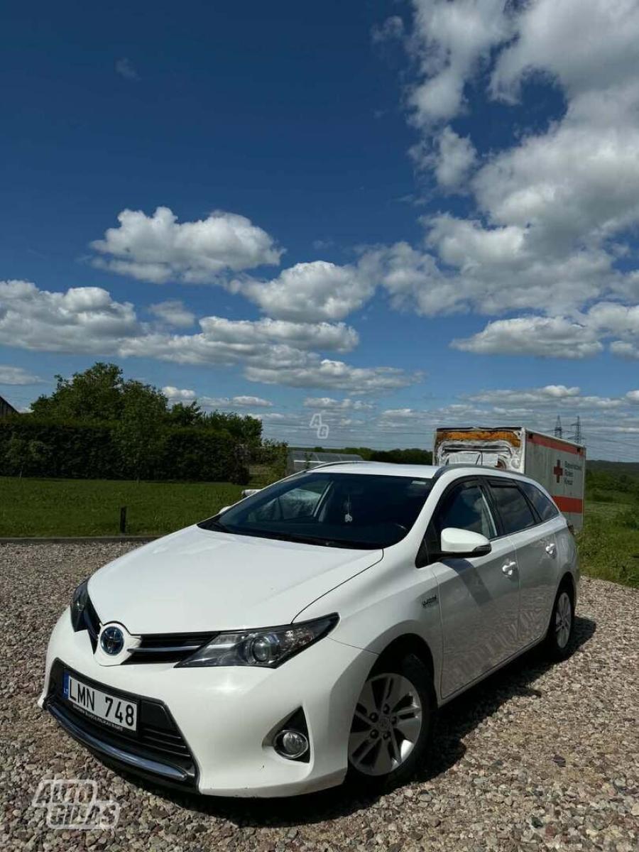 White Toyota Auris 2014 in Alytus, with an engine capacity of 1.80 L and mileage of 255 thousand km for 8300 €, photo 3 on AUTOMOTO.COM.LV