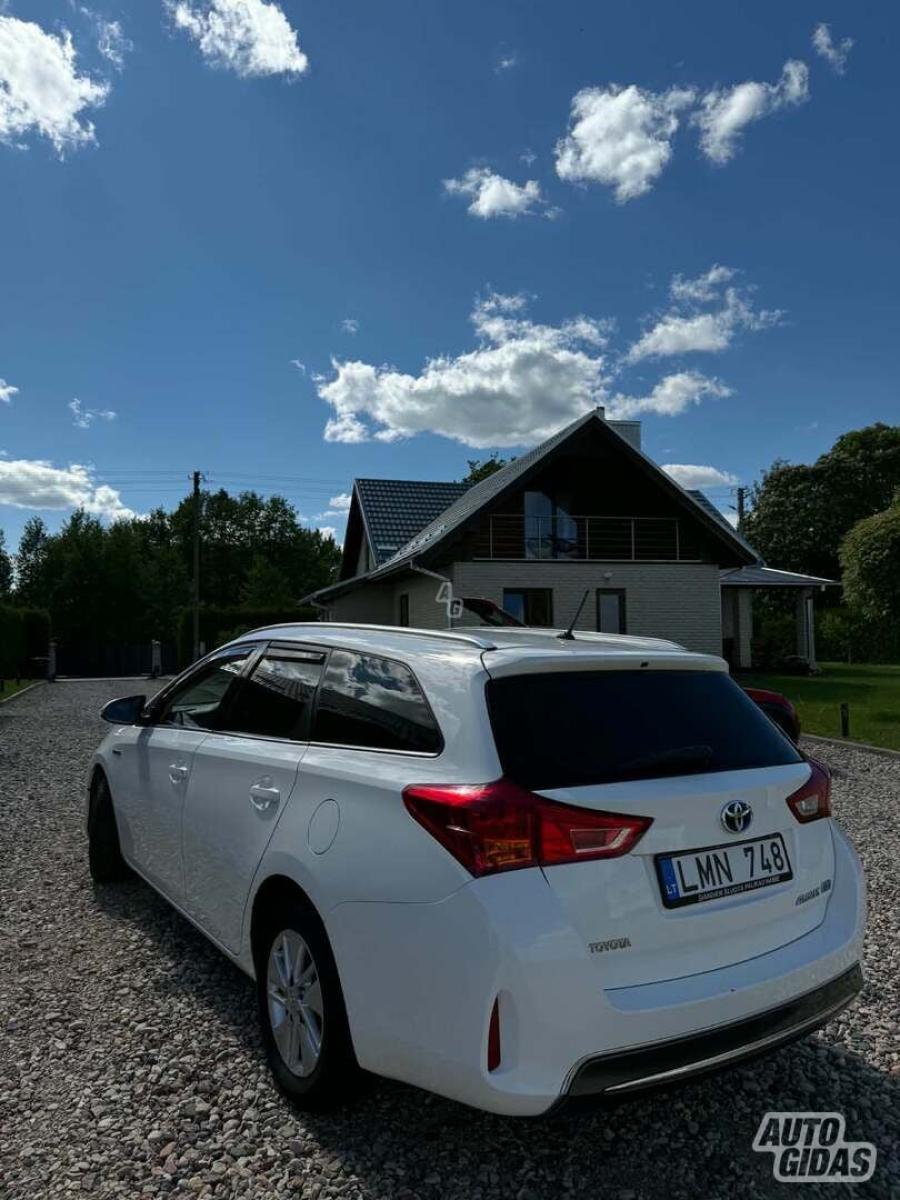 White Toyota Auris 2014 in Alytus, with an engine capacity of 1.80 L and mileage of 255 thousand km for 8300 €, photo 4 on AUTOMOTO.COM.LV