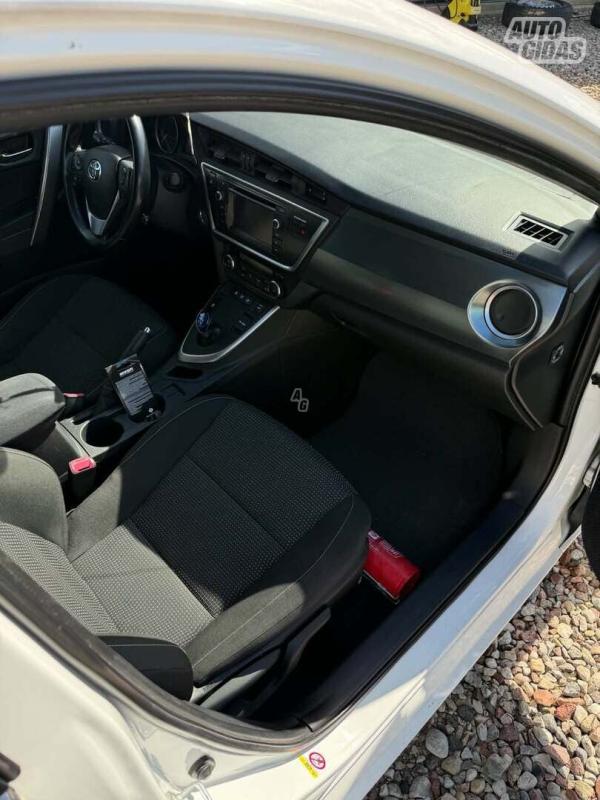 White Toyota Auris 2014 in Alytus, with an engine capacity of 1.80 L and mileage of 255 thousand km for 8300 €, photo 5 on AUTOMOTO.COM.LV