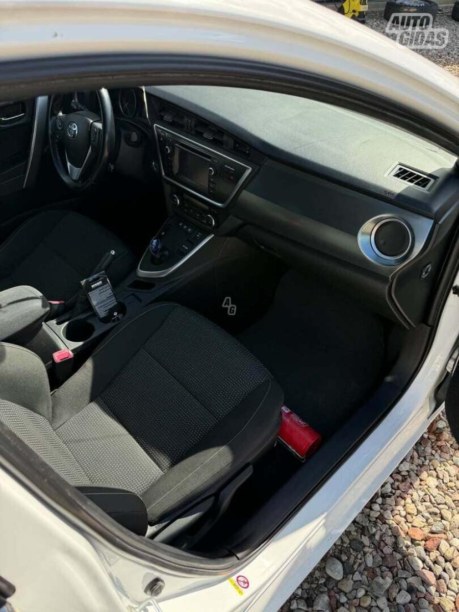 White Toyota Auris 2014 in Alytus, with an engine capacity of 1.80 L and mileage of 255 thousand km for 8300 €, photo 6 on AUTOMOTO.COM.LV