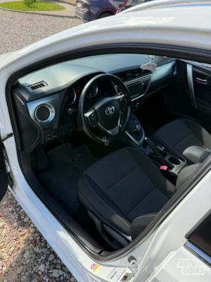 White Toyota Auris 2014 in Alytus, with an engine capacity of 1.80 L and mileage of 255 thousand km for 8300 €, photo 7 on AUTOMOTO.COM.LV
