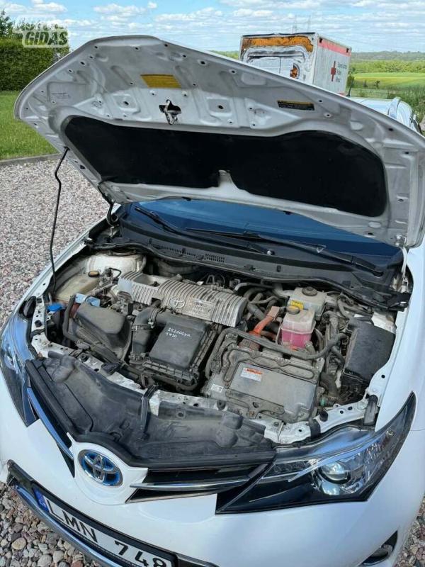 White Toyota Auris 2014 in Alytus, with an engine capacity of 1.80 L and mileage of 255 thousand km for 8300 €, photo 9 on AUTOMOTO.COM.LV