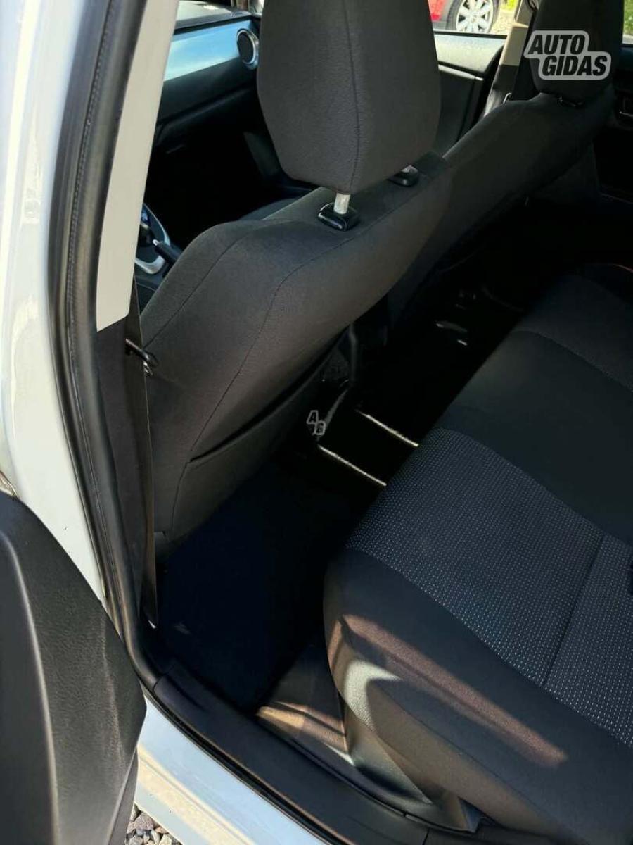 White Toyota Auris 2014 in Alytus, with an engine capacity of 1.80 L and mileage of 255 thousand km for 8300 €, photo 11 on AUTOMOTO.COM.LV