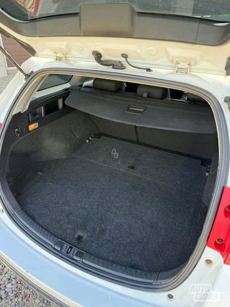 White Toyota Auris 2014 in Alytus, with an engine capacity of 1.80 L and mileage of 255 thousand km for 8300 €, photo 13 on AUTOMOTO.COM.LV