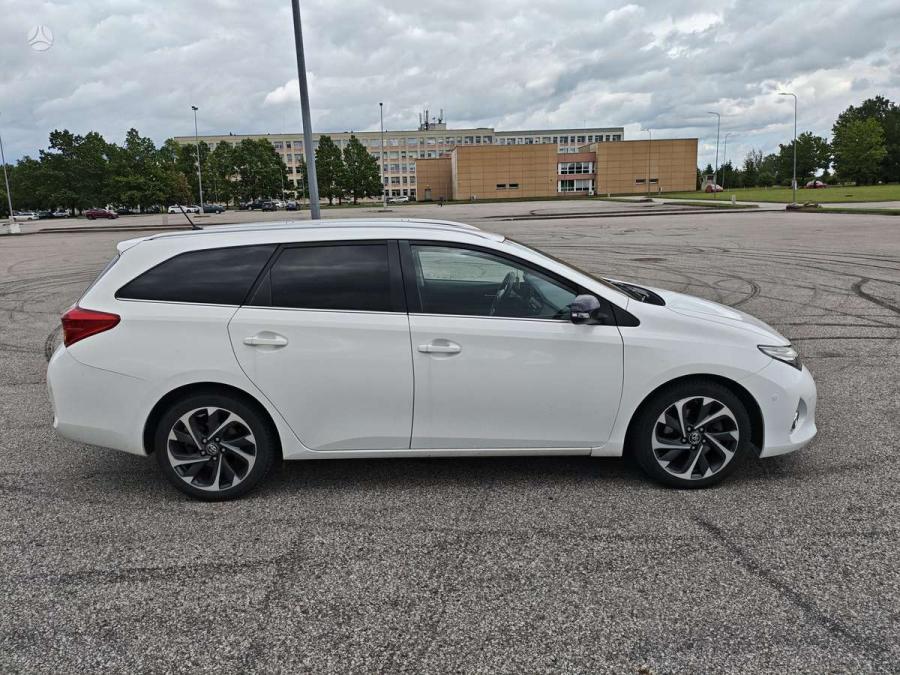 Balts Toyota Auris 2014 Kauņa, ar dzinēja tilpumu 1.80 L un nobraukumu 217 tūkst. km par 7200 €, foto 3 vietnē AUTOMOTO.COM.LV