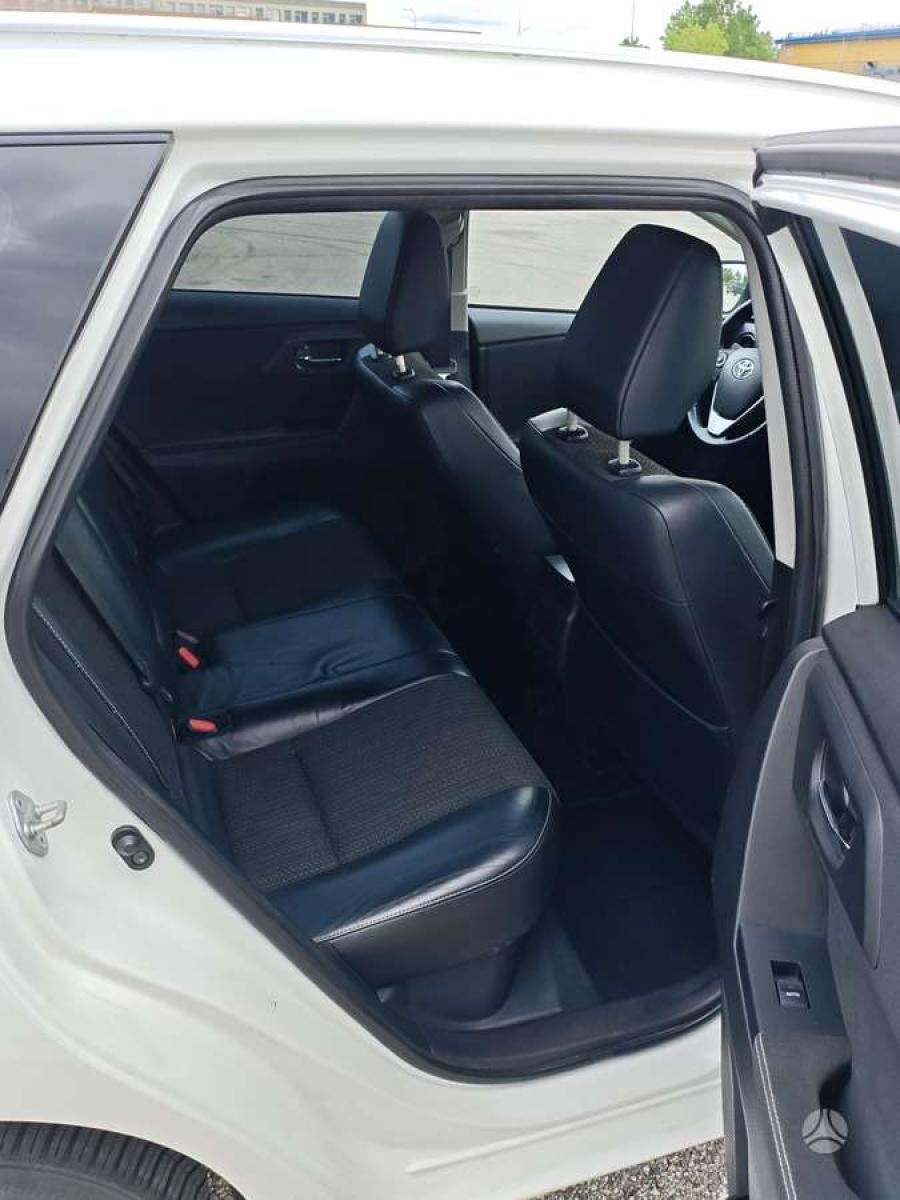 Balts Toyota Auris 2014 Kauņa, ar dzinēja tilpumu 1.80 L un nobraukumu 217 tūkst. km par 7200 €, foto 10 vietnē AUTOMOTO.COM.LV
