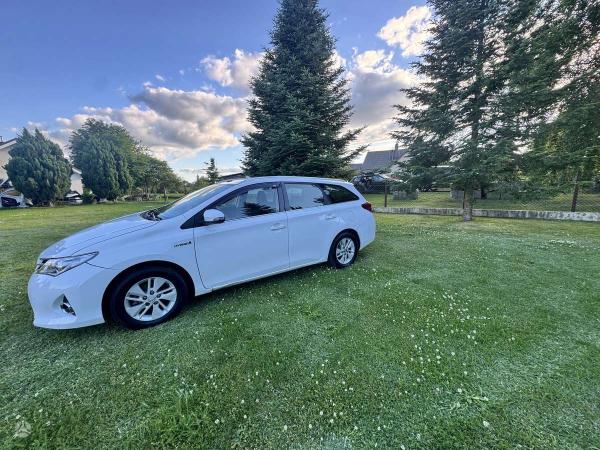 White Toyota Auris 2014 in Vilnius, with an engine capacity of 1.80 L and mileage of 385 thousand km for 5999 €, photo 1 on AUTOMOTO.COM.LV