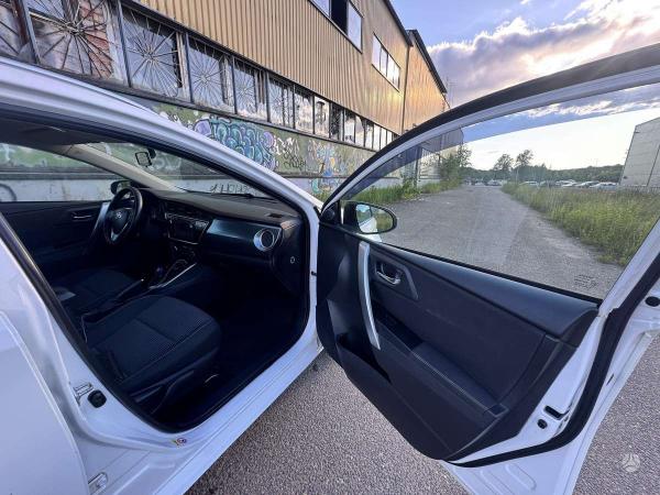 White Toyota Auris 2014 in Vilnius, with an engine capacity of 1.80 L and mileage of 385 thousand km for 5999 €, photo 10 on AUTOMOTO.COM.LV