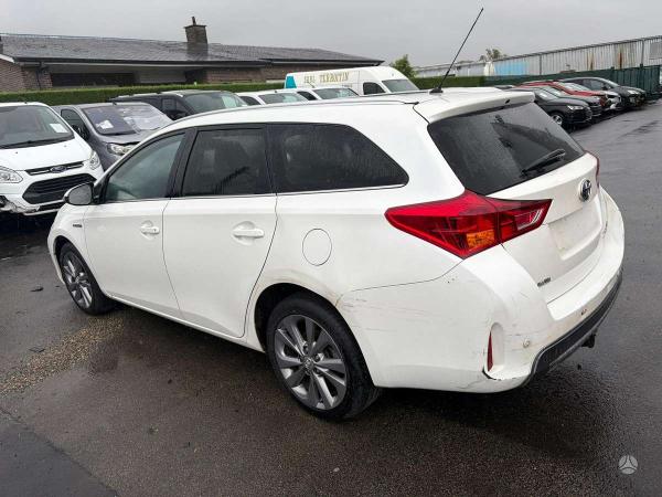 White Toyota Auris 2014 in Vilnius, with an engine capacity of 1.80 L and mileage of 271 thousand km for 4800 €, photo 2 on AUTOMOTO.COM.LV