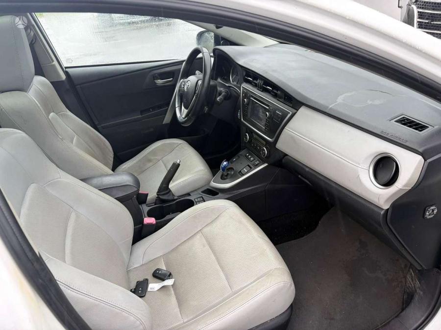 Balts Toyota Auris 2014 Viļņa, ar dzinēja tilpumu 1.80 L un nobraukumu 271 tūkst. km par 4800 €, foto 6 vietnē AUTOMOTO.COM.LV