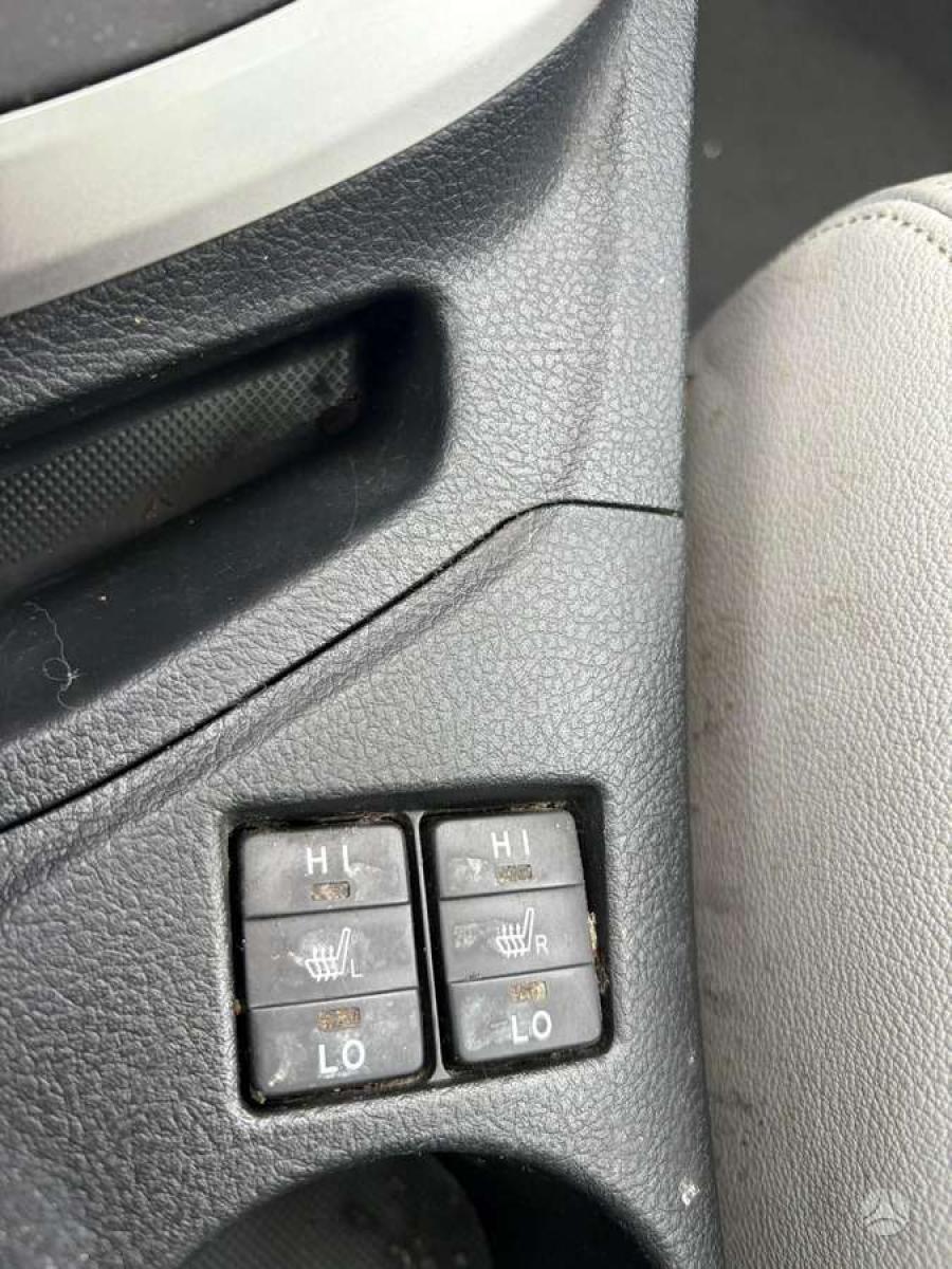 Balts Toyota Auris 2014 Viļņa, ar dzinēja tilpumu 1.80 L un nobraukumu 271 tūkst. km par 4800 €, foto 9 vietnē AUTOMOTO.COM.LV