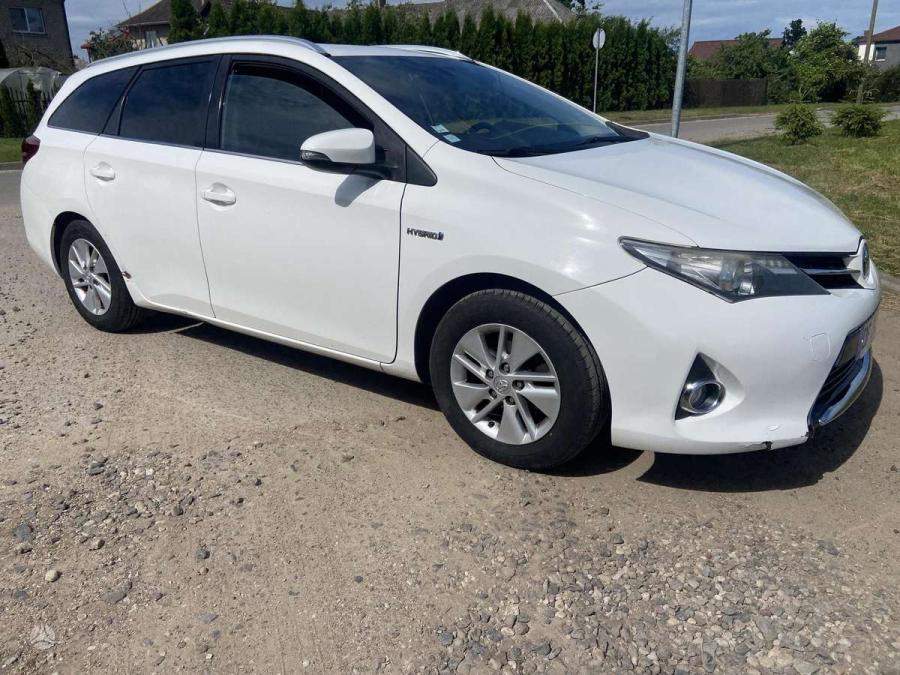 White Toyota Auris 2014 in Taurage, with an engine capacity of 1.80 L and mileage of 356 thousand km for 4600 €, photo 1 on AUTOMOTO.COM.LV