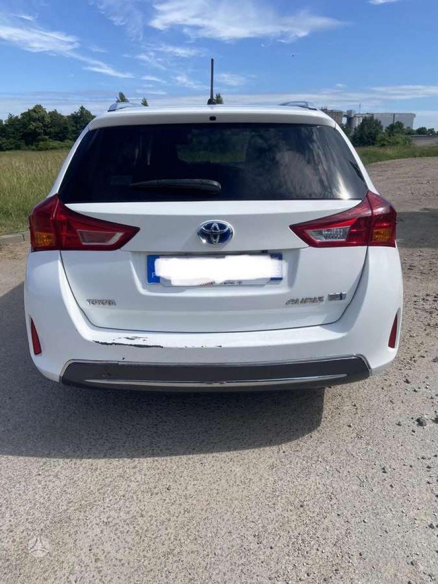 White Toyota Auris 2014 in Taurage, with an engine capacity of 1.80 L and mileage of 356 thousand km for 4600 €, photo 5 on AUTOMOTO.COM.LV