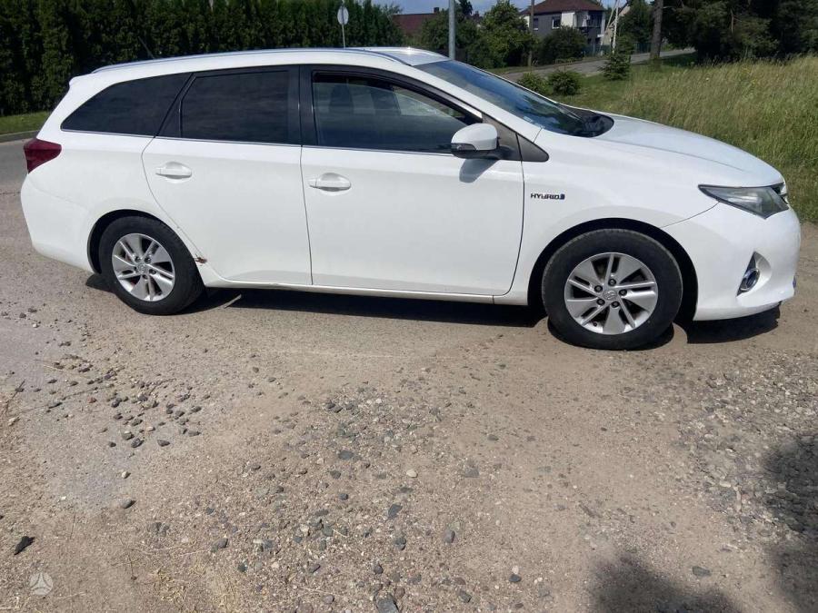 White Toyota Auris 2014 in Taurage, with an engine capacity of 1.80 L and mileage of 356 thousand km for 4600 €, photo 6 on AUTOMOTO.COM.LV
