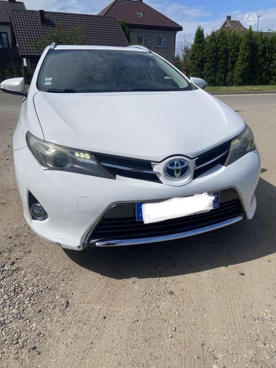 White Toyota Auris 2014 in Taurage, with an engine capacity of 1.80 L and mileage of 356 thousand km for 4600 €, photo 7 on AUTOMOTO.COM.LV