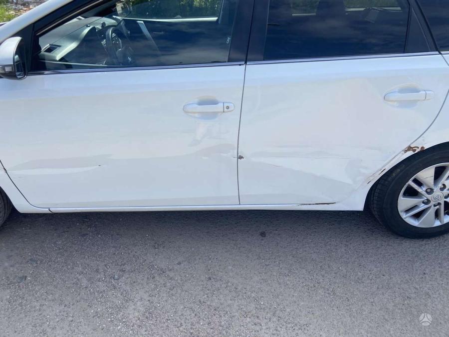White Toyota Auris 2014 in Taurage, with an engine capacity of 1.80 L and mileage of 356 thousand km for 4600 €, photo 8 on AUTOMOTO.COM.LV