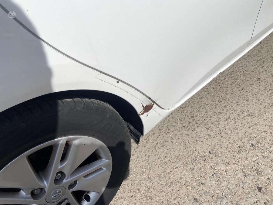 White Toyota Auris 2014 in Taurage, with an engine capacity of 1.80 L and mileage of 356 thousand km for 4600 €, photo 11 on AUTOMOTO.COM.LV