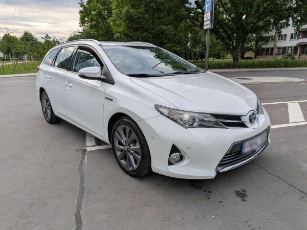 White Toyota Auris 2014 in Kaunas, with an engine capacity of 1.80 L and mileage of 189 thousand km for 8799 €, photo 1 on AUTOMOTO.COM.LV