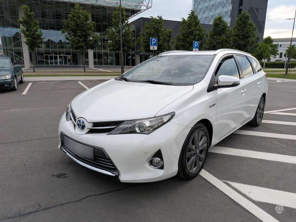 White Toyota Auris 2014 in Kaunas, with an engine capacity of 1.80 L and mileage of 189 thousand km for 8799 €, photo 2 on AUTOMOTO.COM.LV