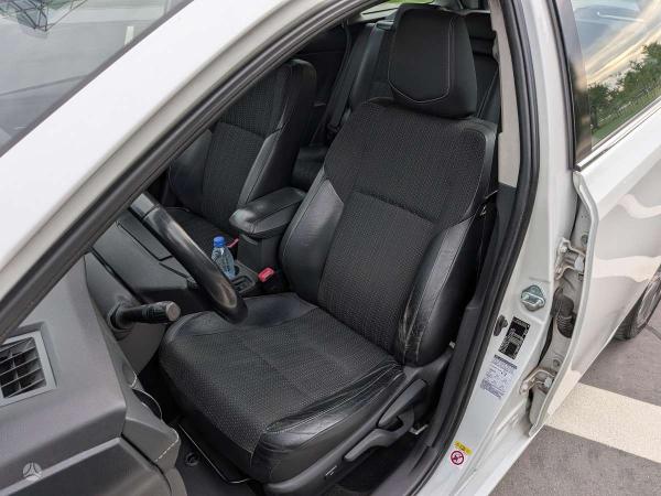 White Toyota Auris 2014 in Kaunas, with an engine capacity of 1.80 L and mileage of 189 thousand km for 8799 €, photo 7 on AUTOMOTO.COM.LV
