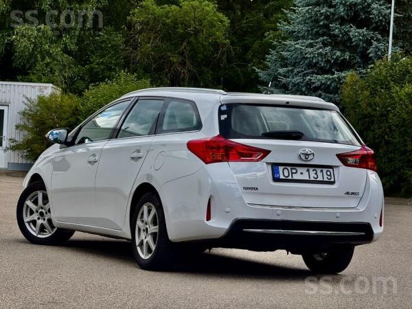 Balts Toyota Auris 2014 Rīga, ar dzinēja tilpumu 1.60 L un nobraukumu 175 tūkst. km par 7490 €, foto 4 vietnē AUTOMOTO.COM.LV