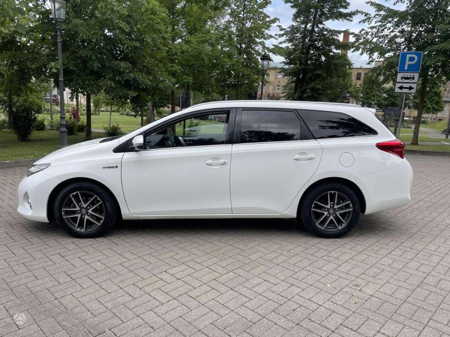 White Toyota Auris 2014 in Siauliai, with an engine capacity of 1.80 L and mileage of 335 thousand km for 6650 €, photo 3 on AUTOMOTO.COM.LV