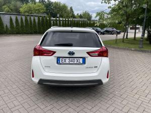 White Toyota Auris 2014 in Siauliai, with an engine capacity of 1.80 L and mileage of 335 thousand km for 6650 €, photo 5 on AUTOMOTO.COM.LV