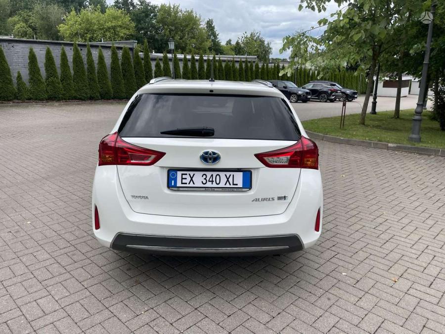 White Toyota Auris 2014 in Siauliai, with an engine capacity of 1.80 L and mileage of 335 thousand km for 6650 €, photo 5 on AUTOMOTO.COM.LV
