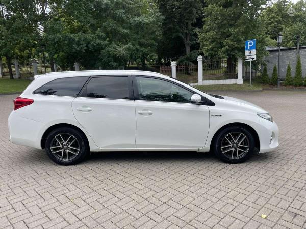Белый Тойота Аурис 2014 в Шяуляй, объемом двигателя 1.80 л и пробегом 335 тыс. км за 6650 €, фото 6 на AUTOMOTO.COM.LV