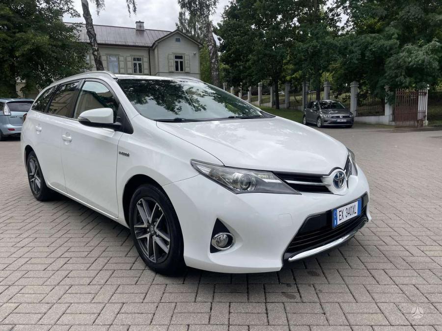 White Toyota Auris 2014 in Siauliai, with an engine capacity of 1.80 L and mileage of 335 thousand km for 6650 €, photo 8 on AUTOMOTO.COM.LV