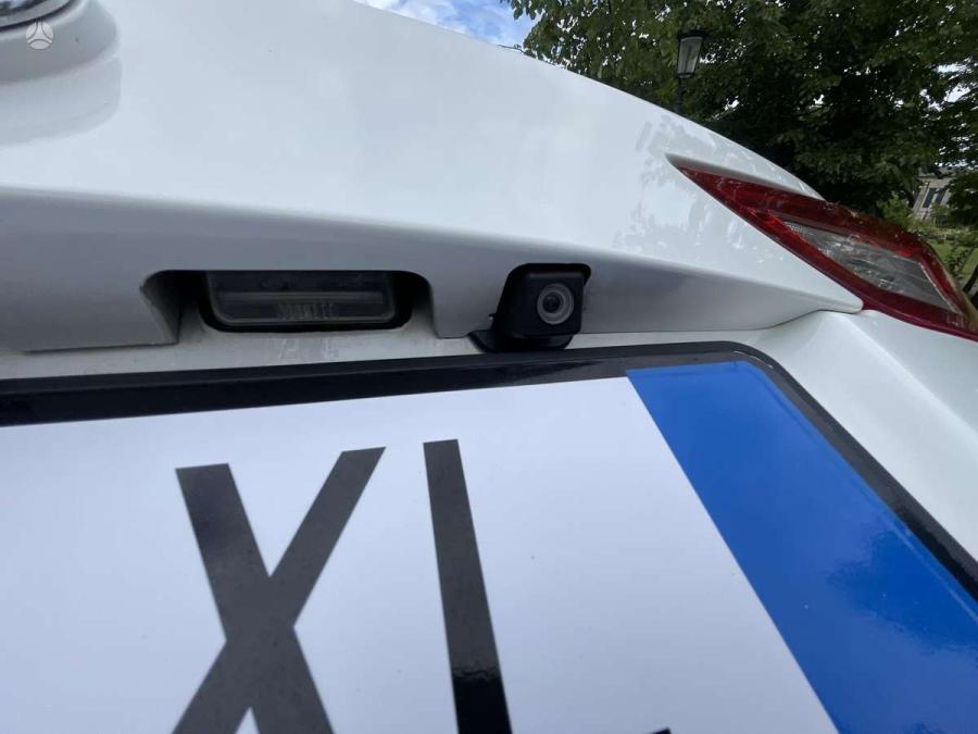 White Toyota Auris 2014 in Siauliai, with an engine capacity of 1.80 L and mileage of 335 thousand km for 6650 €, photo 11 on AUTOMOTO.COM.LV
