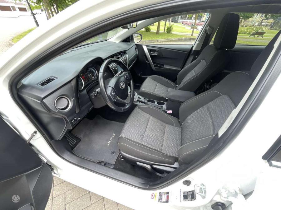 White Toyota Auris 2014 in Siauliai, with an engine capacity of 1.80 L and mileage of 335 thousand km for 6650 €, photo 12 on AUTOMOTO.COM.LV