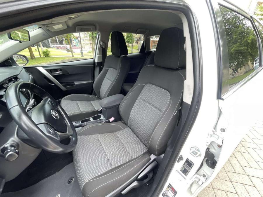 White Toyota Auris 2014 in Siauliai, with an engine capacity of 1.80 L and mileage of 335 thousand km for 6650 €, photo 13 on AUTOMOTO.COM.LV
