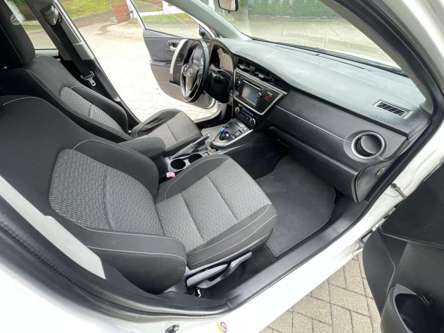 White Toyota Auris 2014 in Siauliai, with an engine capacity of 1.80 L and mileage of 335 thousand km for 6650 €, photo 16 on AUTOMOTO.COM.LV