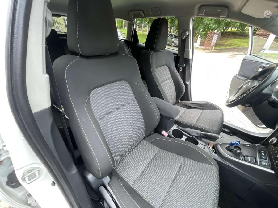 White Toyota Auris 2014 in Siauliai, with an engine capacity of 1.80 L and mileage of 335 thousand km for 6650 €, photo 17 on AUTOMOTO.COM.LV