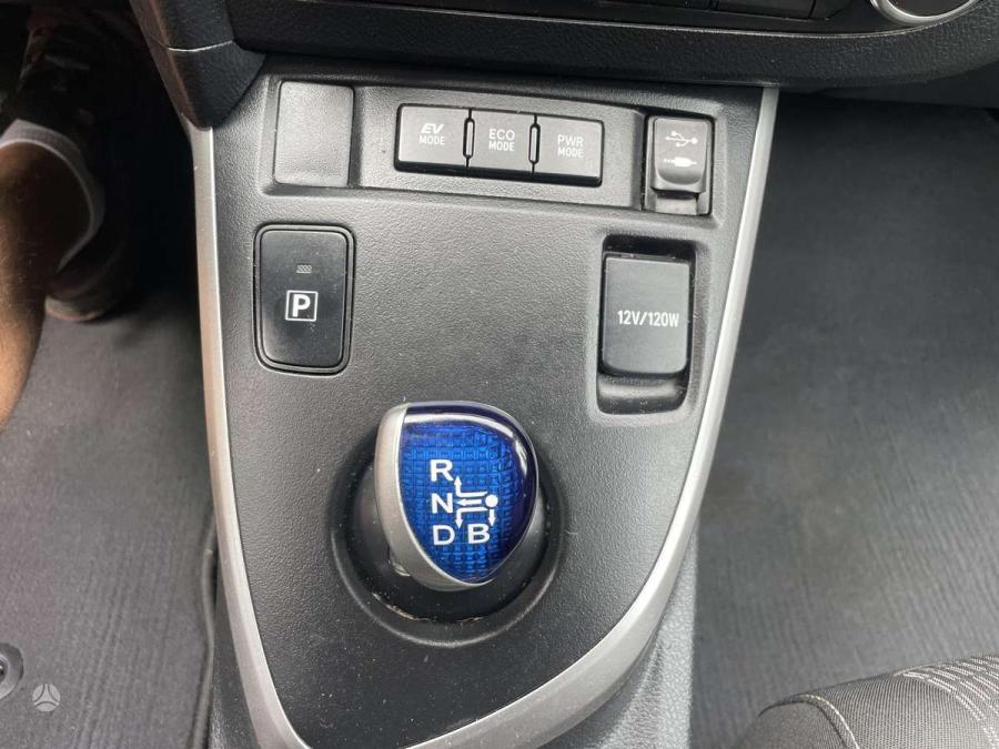 White Toyota Auris 2014 in Siauliai, with an engine capacity of 1.80 L and mileage of 335 thousand km for 6650 €, photo 20 on AUTOMOTO.COM.LV