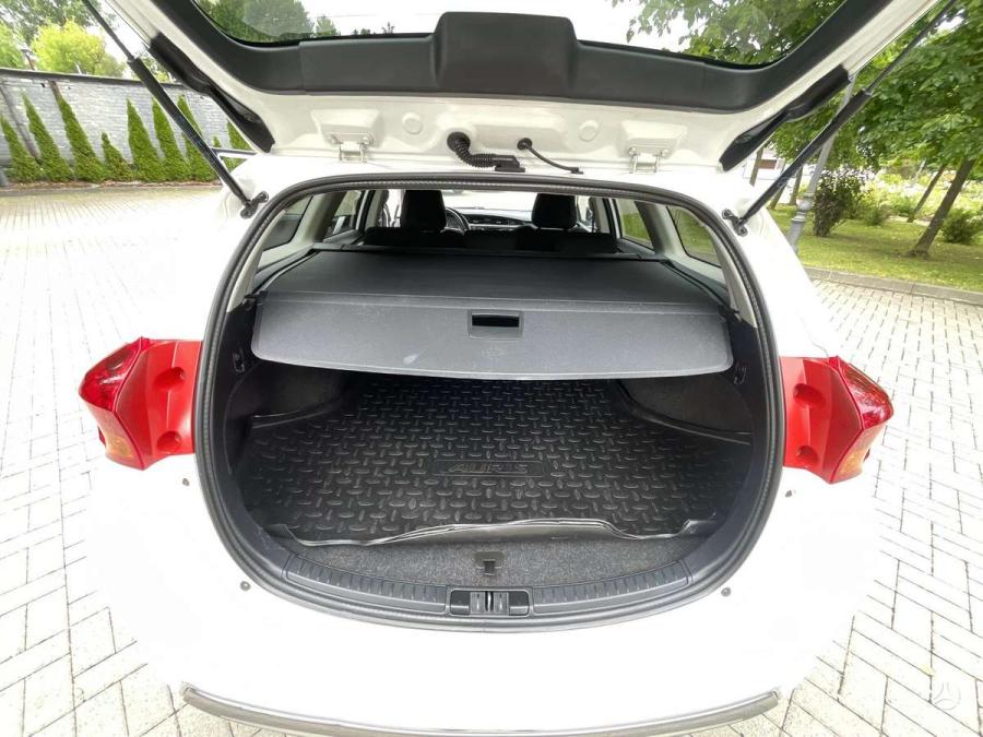 White Toyota Auris 2014 in Siauliai, with an engine capacity of 1.80 L and mileage of 335 thousand km for 6650 €, photo 22 on AUTOMOTO.COM.LV
