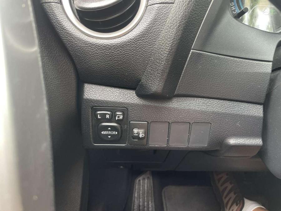 White Toyota Auris 2014 in Siauliai, with an engine capacity of 1.80 L and mileage of 335 thousand km for 6650 €, photo 27 on AUTOMOTO.COM.LV