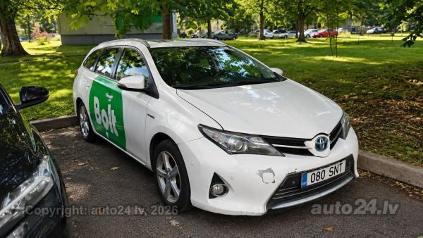 White Toyota Auris 2014 in Tallinn, with an engine capacity of 1.80 L and mileage of 225 thousand km for 5330 €, photo 1 on AUTOMOTO.COM.LV