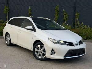 White Toyota Auris 2014 in Vilnius, with an engine capacity of 1.80 L and mileage of 220 thousand km for 7999 €, photo  on AUTOMOTO.COM.LV