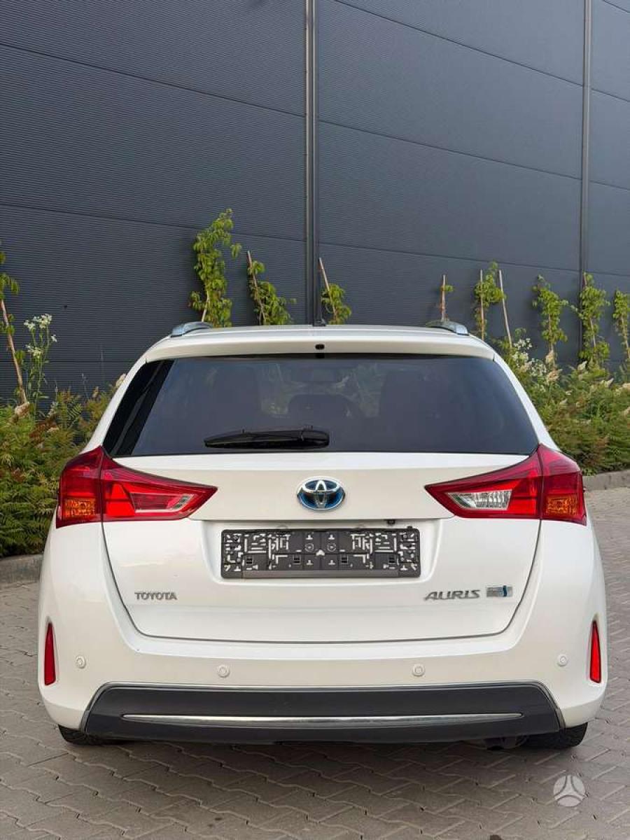 White Toyota Auris 2014 in Vilnius, with an engine capacity of 1.80 L and mileage of 220 thousand km for 7999 €, photo 4 on AUTOMOTO.COM.LV