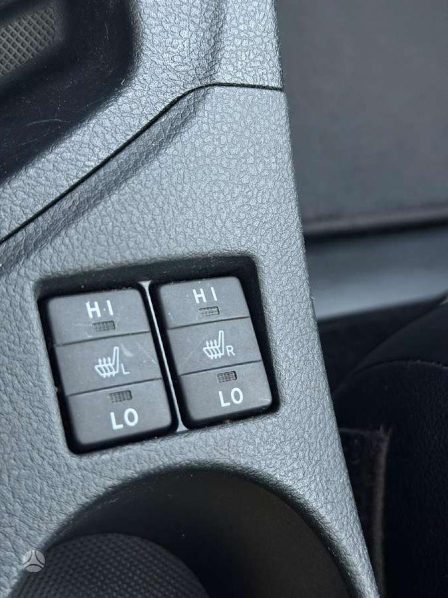 White Toyota Auris 2014 in Vilnius, with an engine capacity of 1.80 L and mileage of 220 thousand km for 7999 €, photo 9 on AUTOMOTO.COM.LV