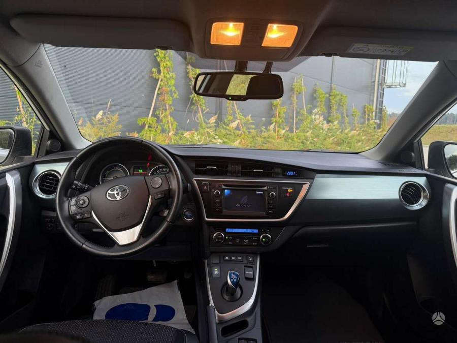 White Toyota Auris 2014 in Vilnius, with an engine capacity of 1.80 L and mileage of 220 thousand km for 7999 €, photo 11 on AUTOMOTO.COM.LV
