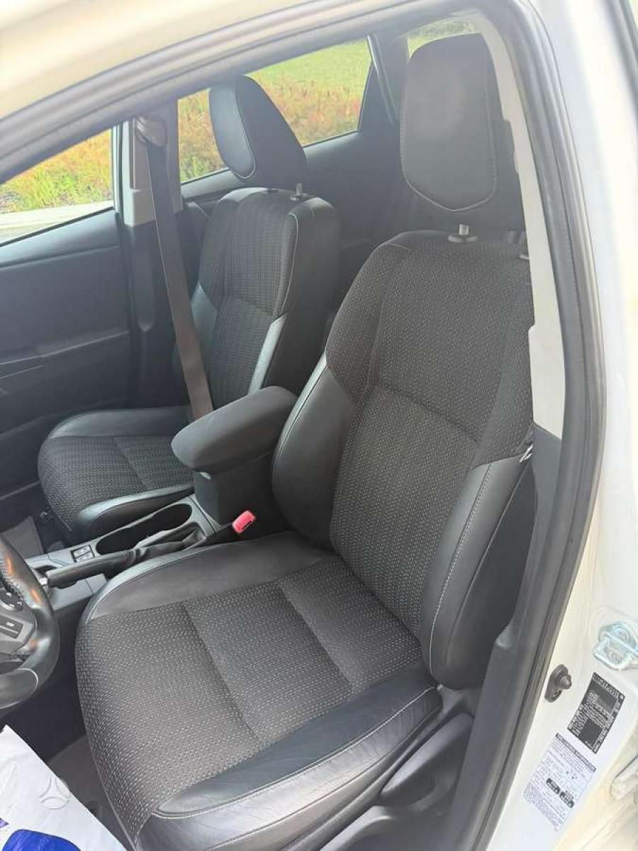 White Toyota Auris 2014 in Vilnius, with an engine capacity of 1.80 L and mileage of 220 thousand km for 7999 €, photo 12 on AUTOMOTO.COM.LV