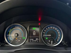 White Toyota Auris 2014 in Vilnius, with an engine capacity of 1.80 L and mileage of 220 thousand km for 7999 €, photo 17 on AUTOMOTO.COM.LV