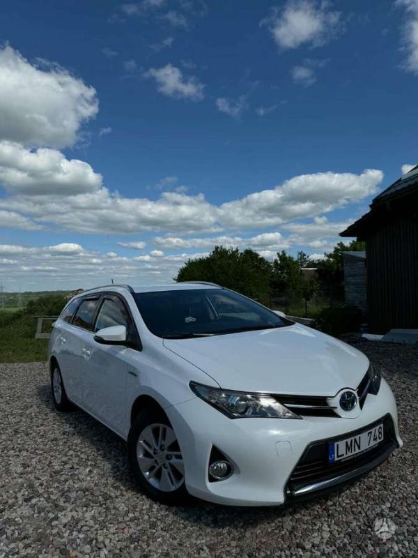 White Toyota Auris 2014 in Alytus, with an engine capacity of 1.80 L and mileage of 255 thousand km for 8000 €, photo 1 on AUTOMOTO.COM.LV
